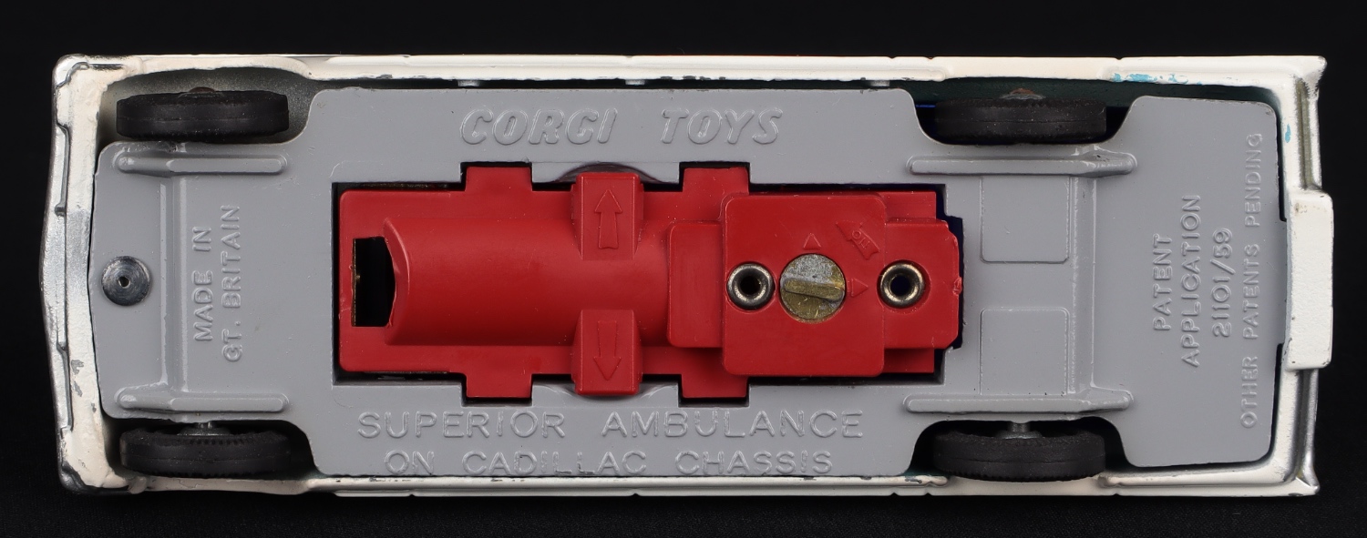 Corgi Toys 437 Cadillac Ambulance - QDT