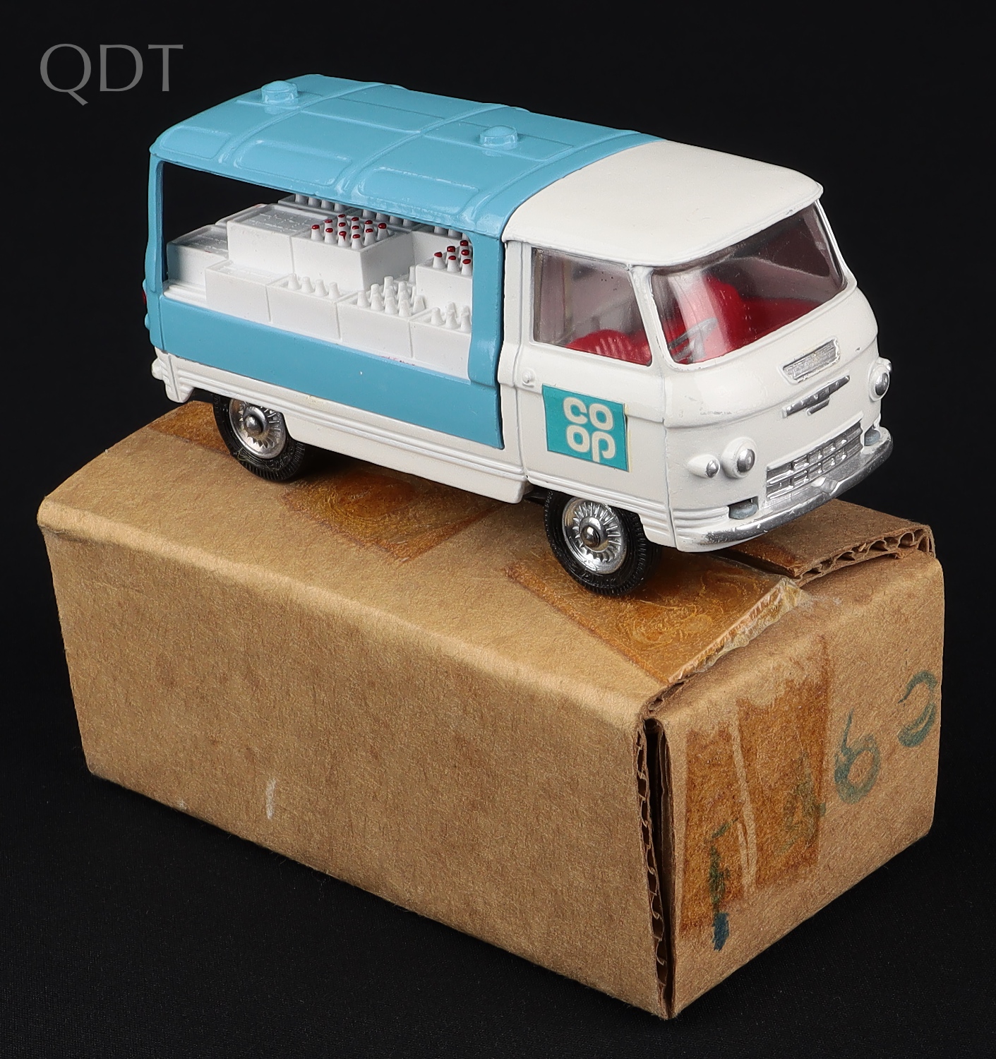 Corgi Toys 466 Commer Milk Float with CO-OP livery - QDT